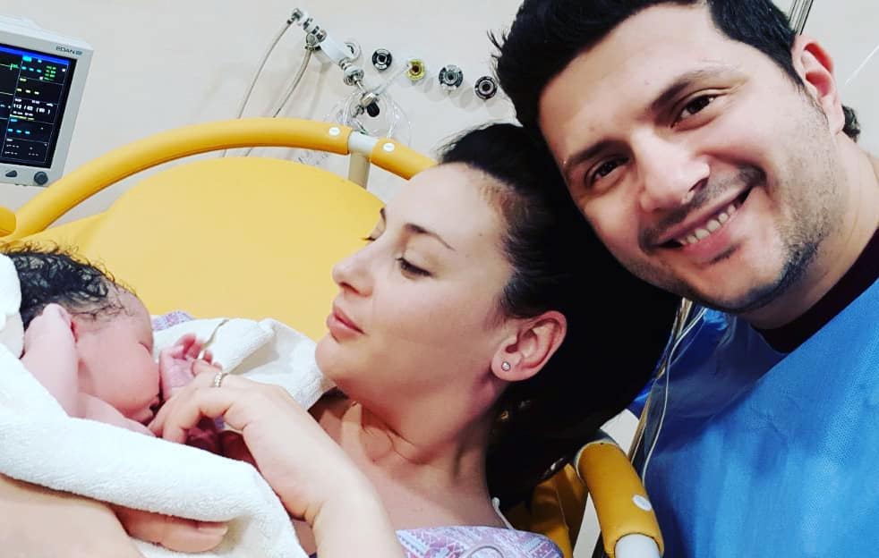 Ermal Mamaqi bëhet baba për herë të dytë, Ami sjell në jetë vajzën ...